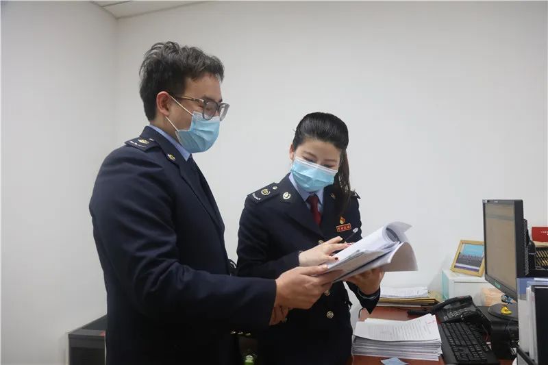“90后”税务干部带着“两大法宝”出发_央广网