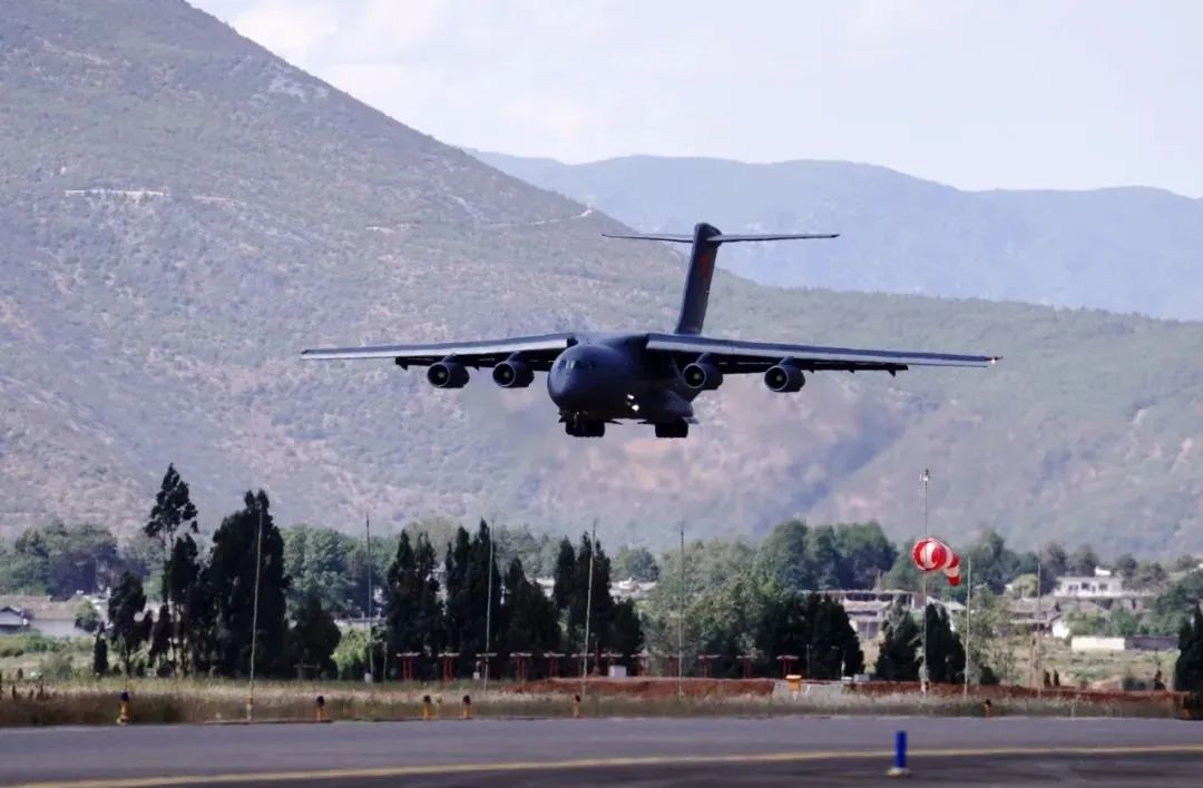 军地联合举行“应急使命·2023”高山峡谷地区地震灾害空地一体化联合救援演习_央广网