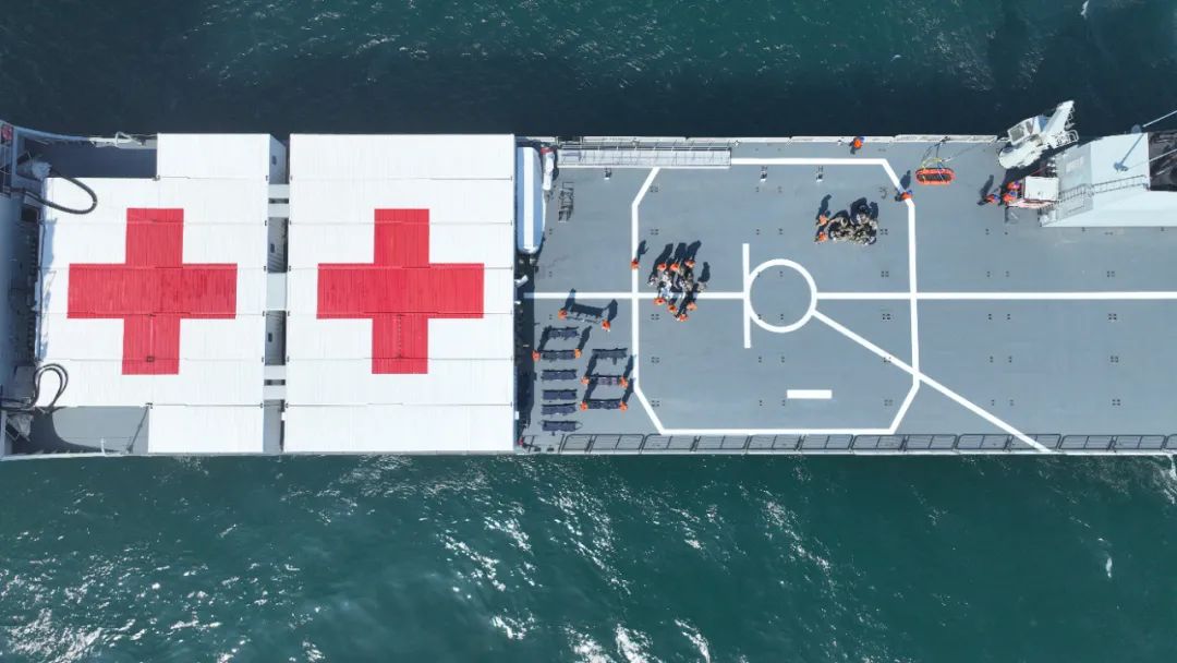 直击“卫战-2024A”舰艇编队医疗队海上实战化演训现场_央广网